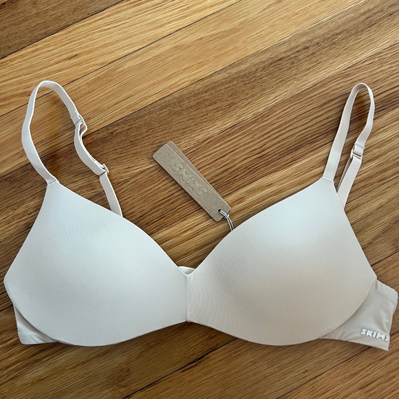 Intimates & Sleepwear | Skims Sand Wireless Form Push Up Plunge Bra ...
